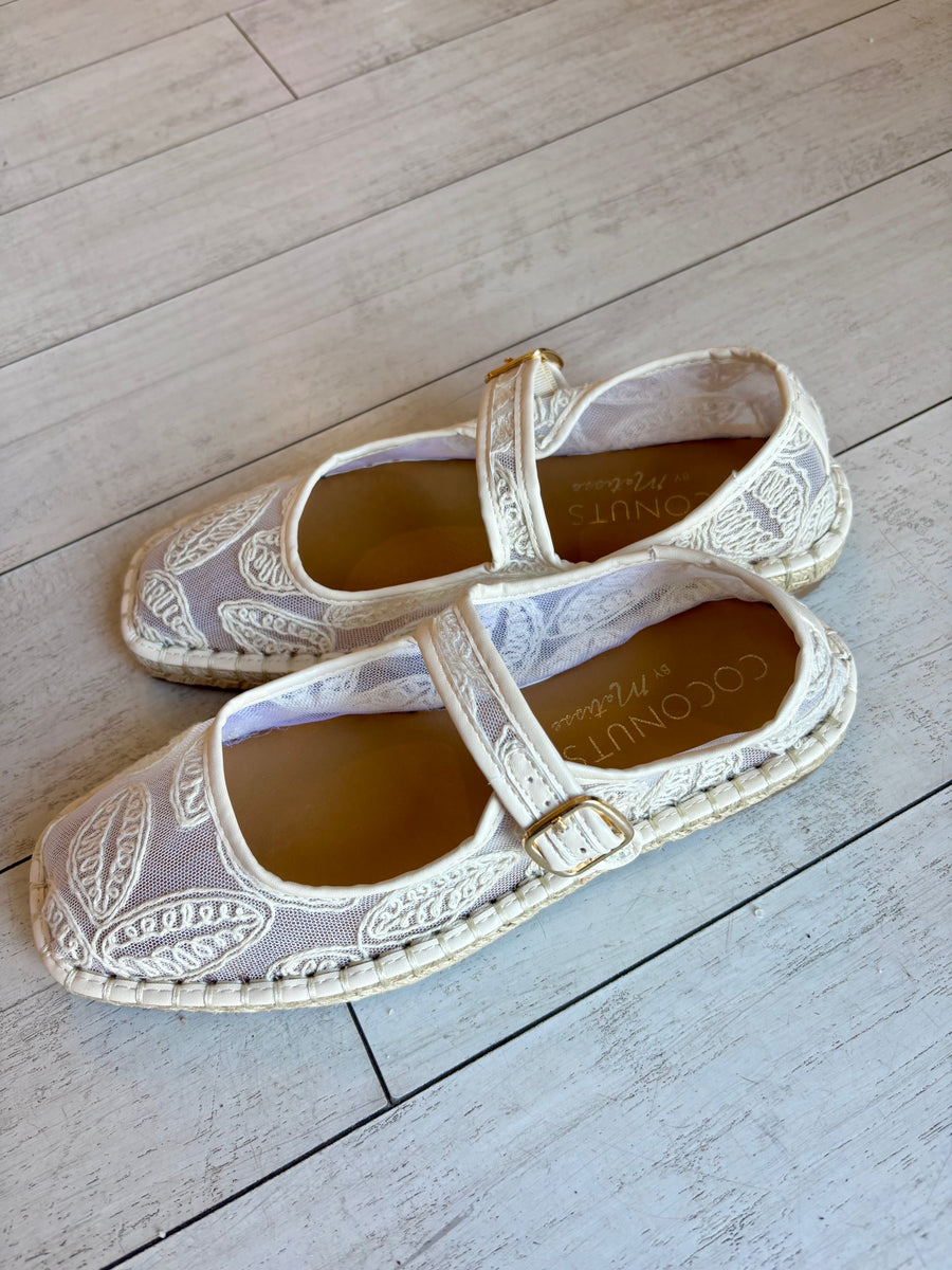 Ivory Floral Flat – Patterns and Pops